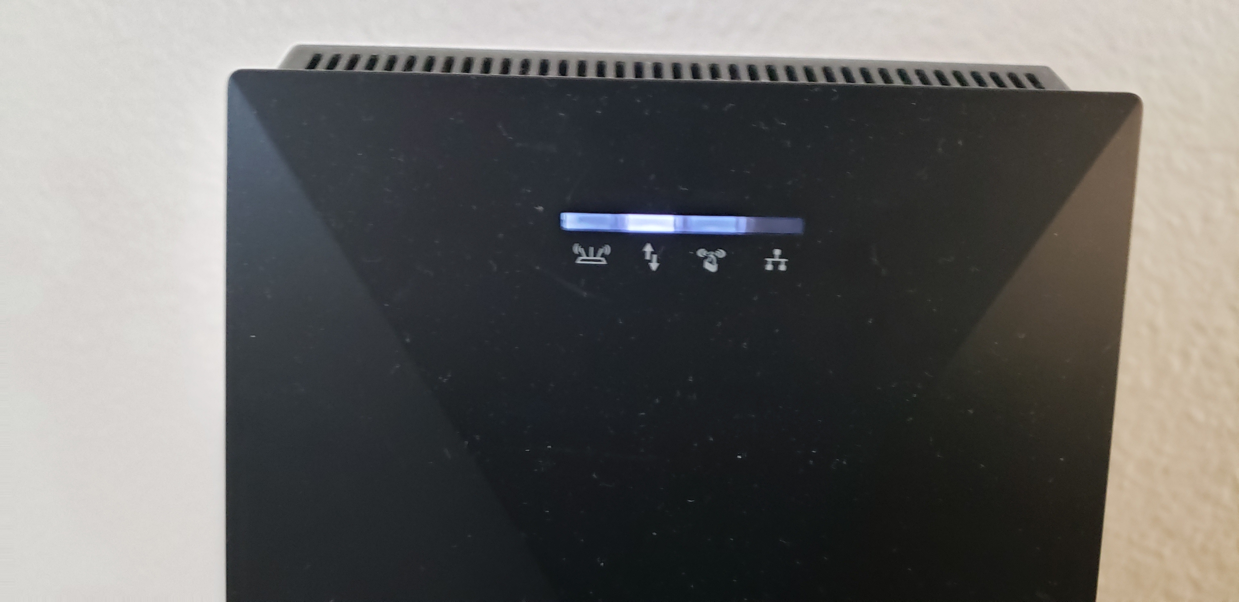 EX7700 X6 WiFi Mesh Extender faint status lights | NETGEAR Communities